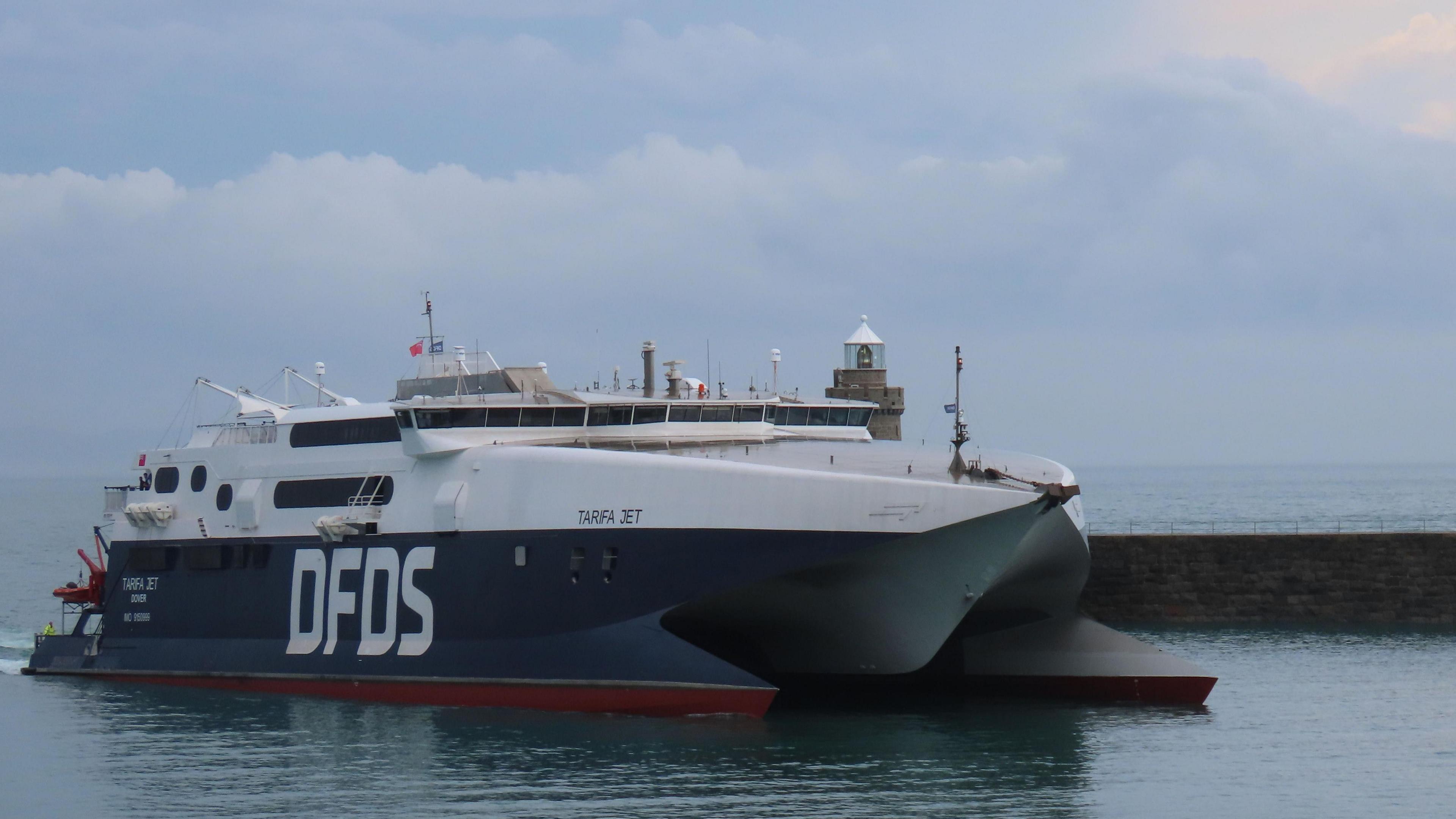 Channel Islands unite on inter-island ferry links - BBC News