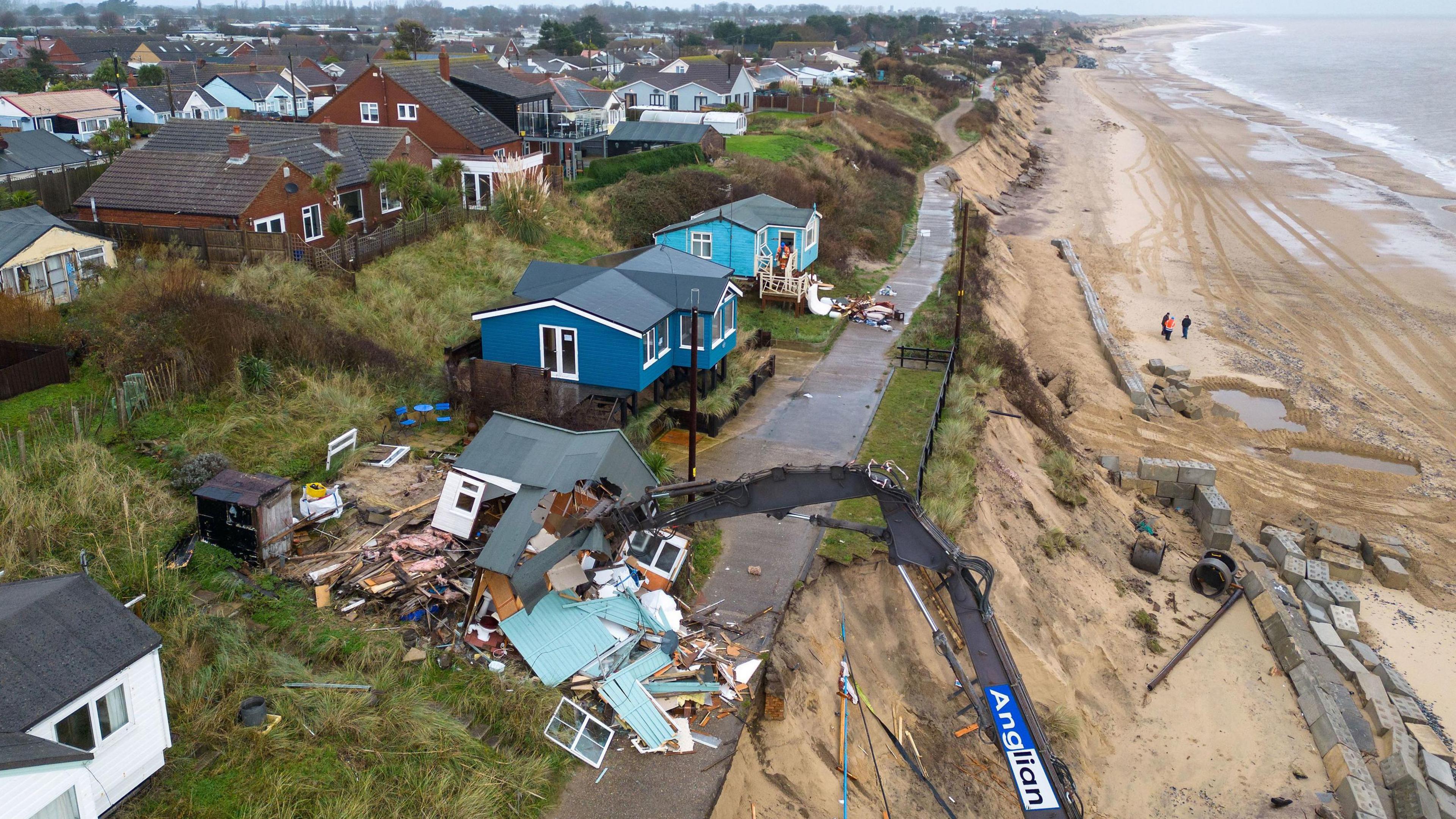 Fourteen clifftop homes in Hemsby are facing 'imminent collapse' - BBC News
