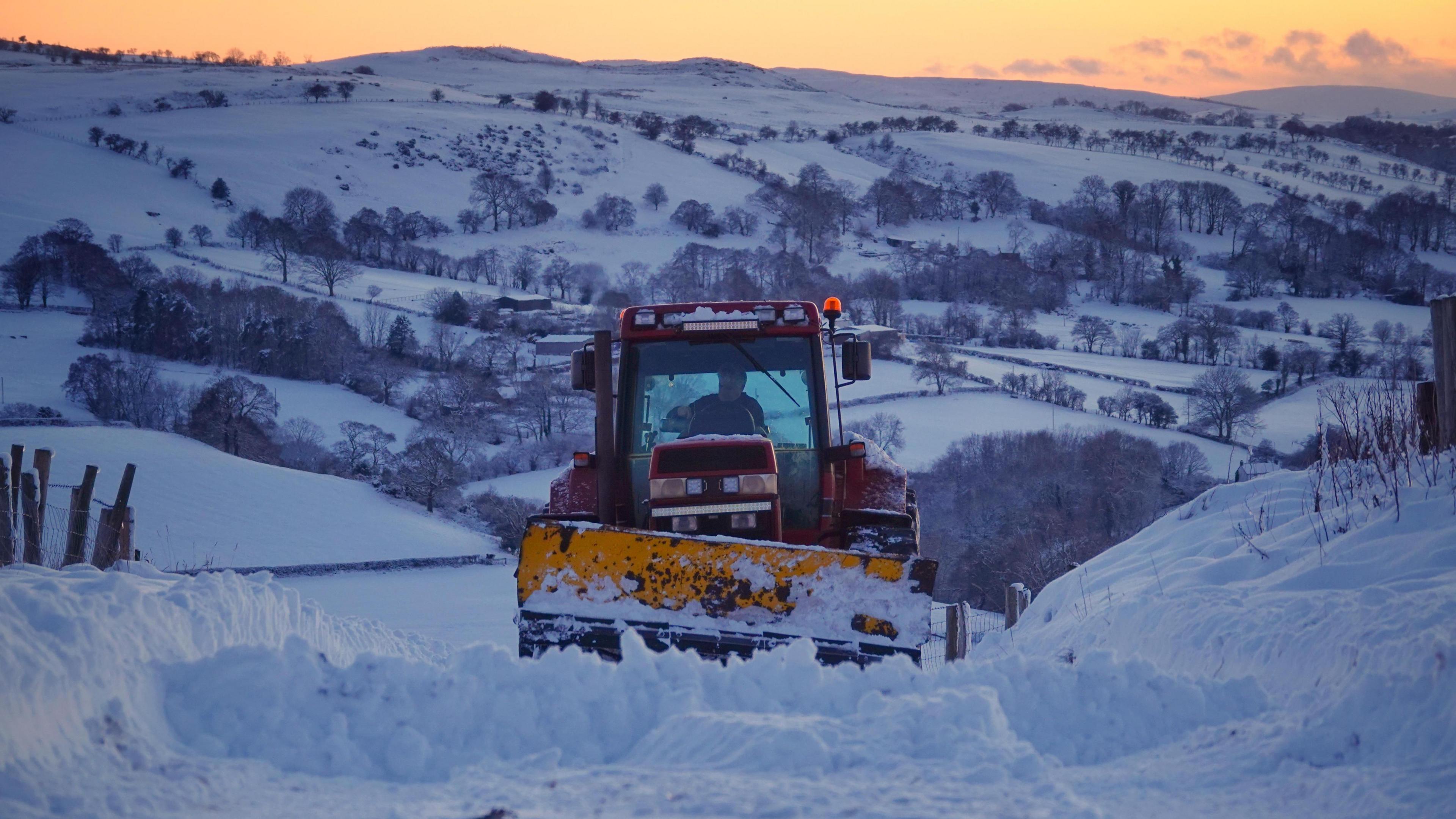 Storm Goretti brings heavy snow warning to Wales - BBC News