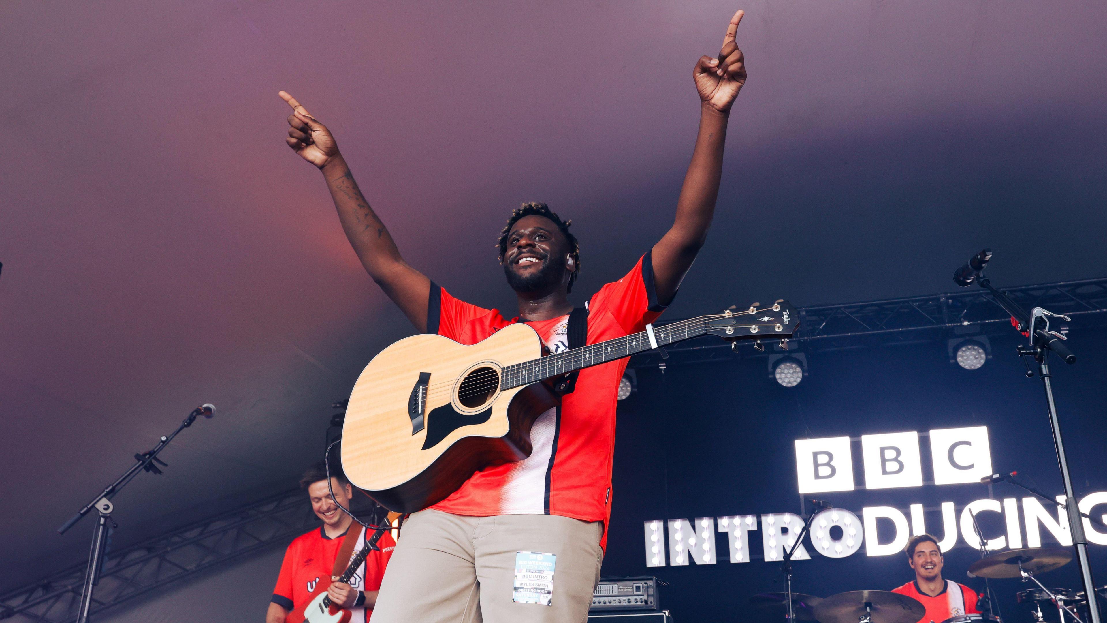 Myles Smith Announces Surprise Luton Show Ahead Of Album Release BBC News