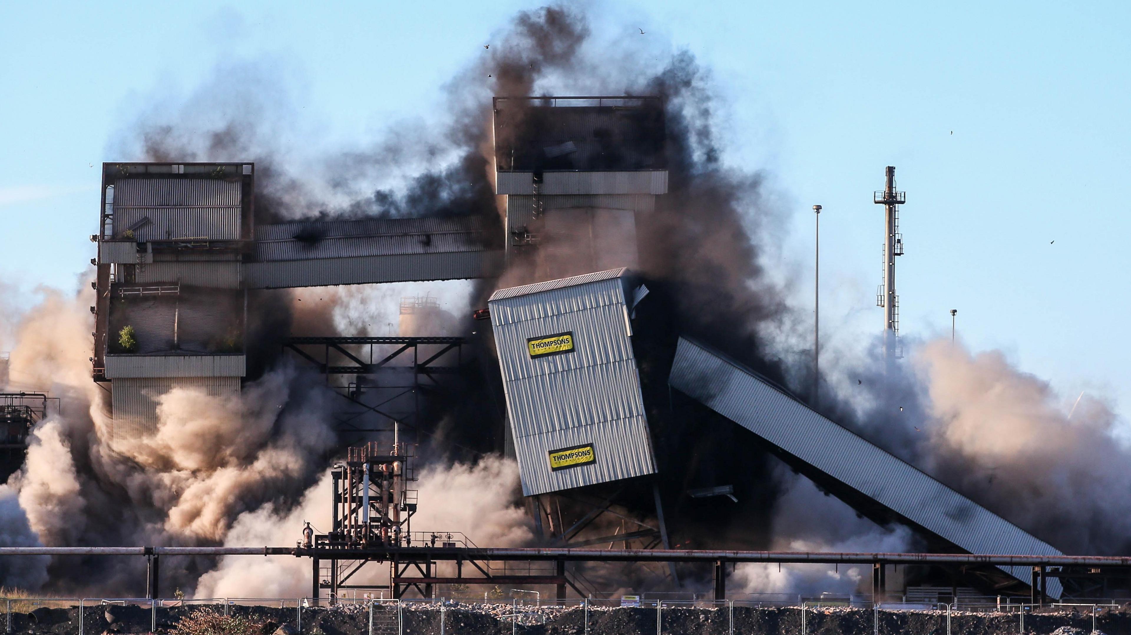 Redcar steelworks chimneys demolished - BBC News