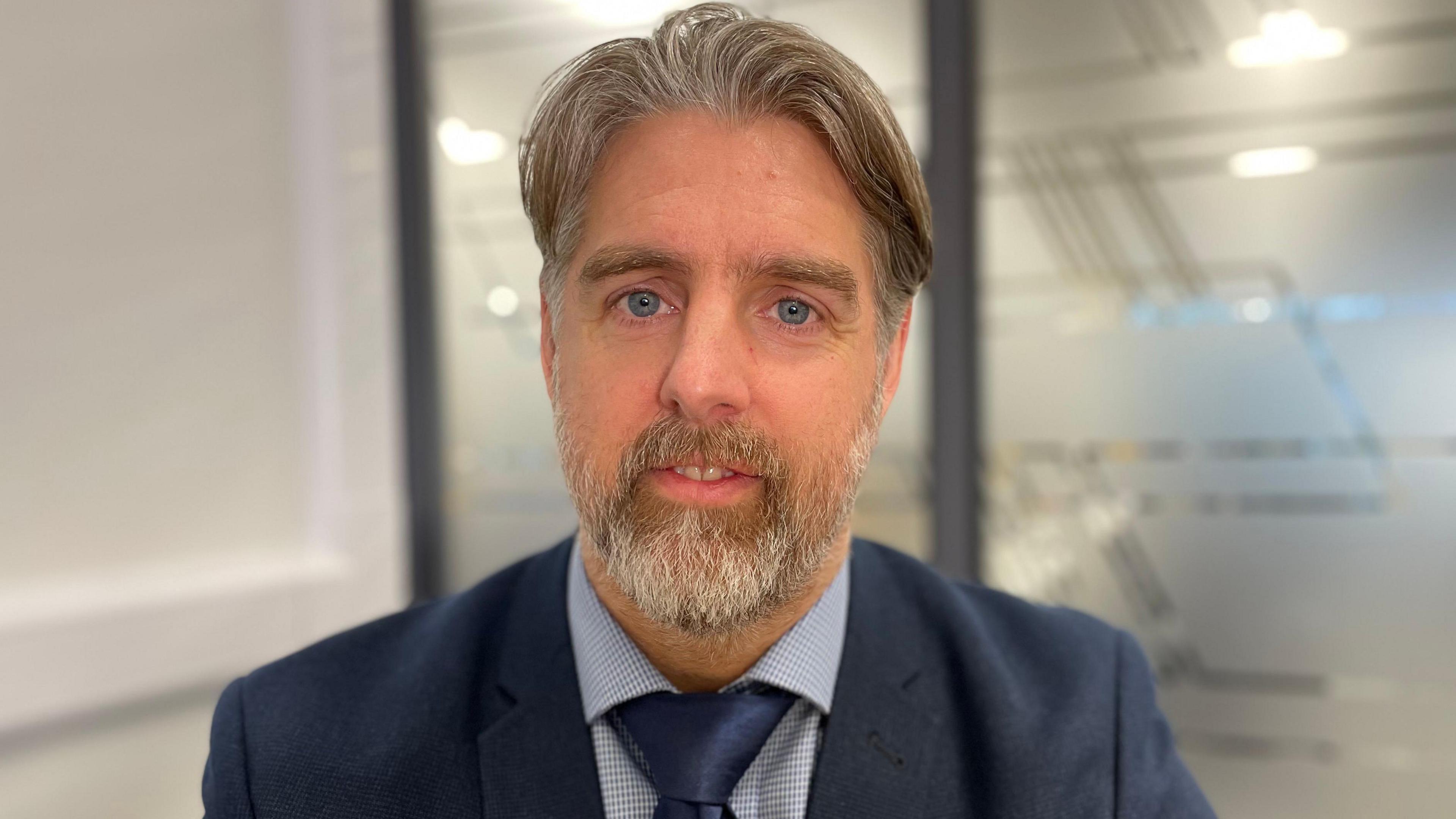 Drug 'top dog' caught fleeing police raids in taxi - BBC News