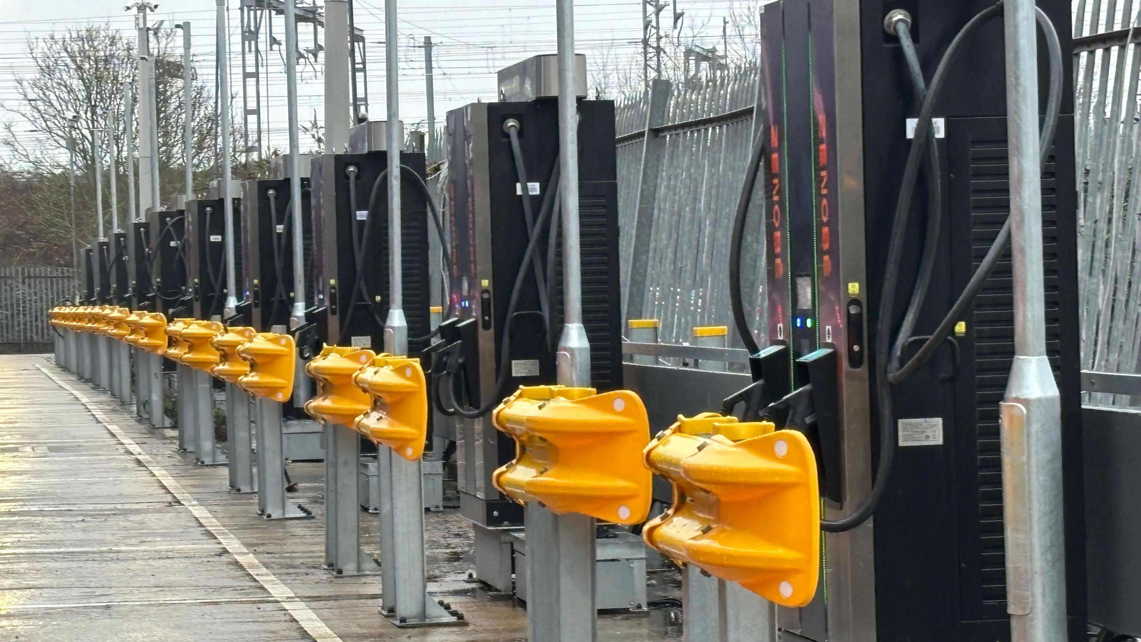 Reading bus firm unveils fleet of 24 electric vehicles - BBC News