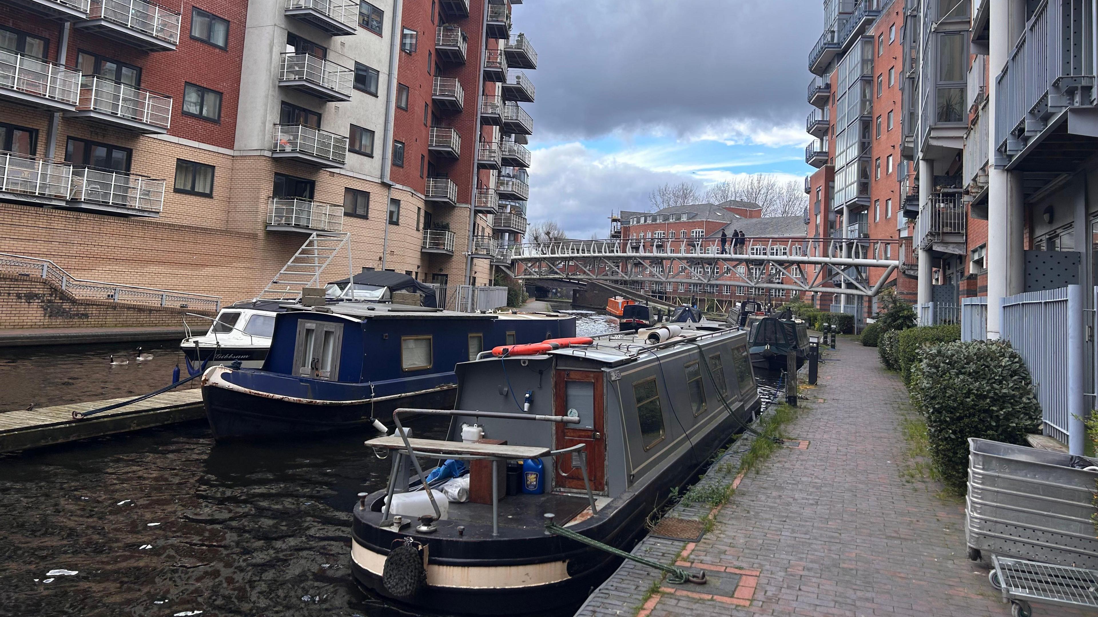 Birmingham canal boat owners angry after marina firm collapse - BBC News
