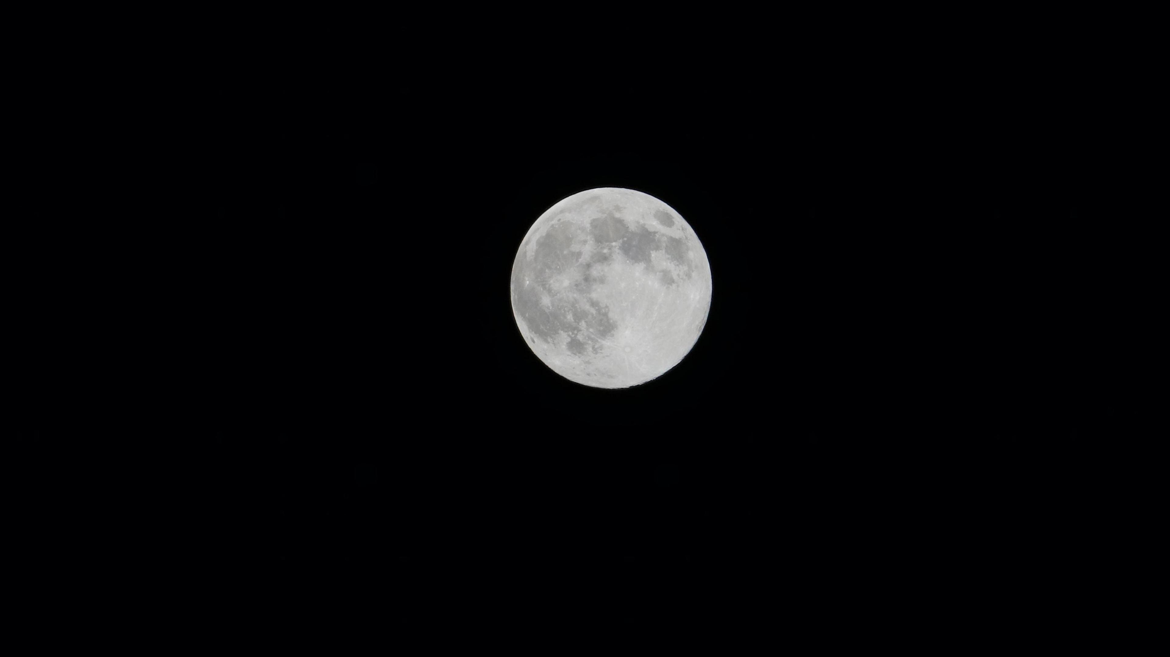 In Pictures: Sky-gazers capture Cold Moon across East - BBC News