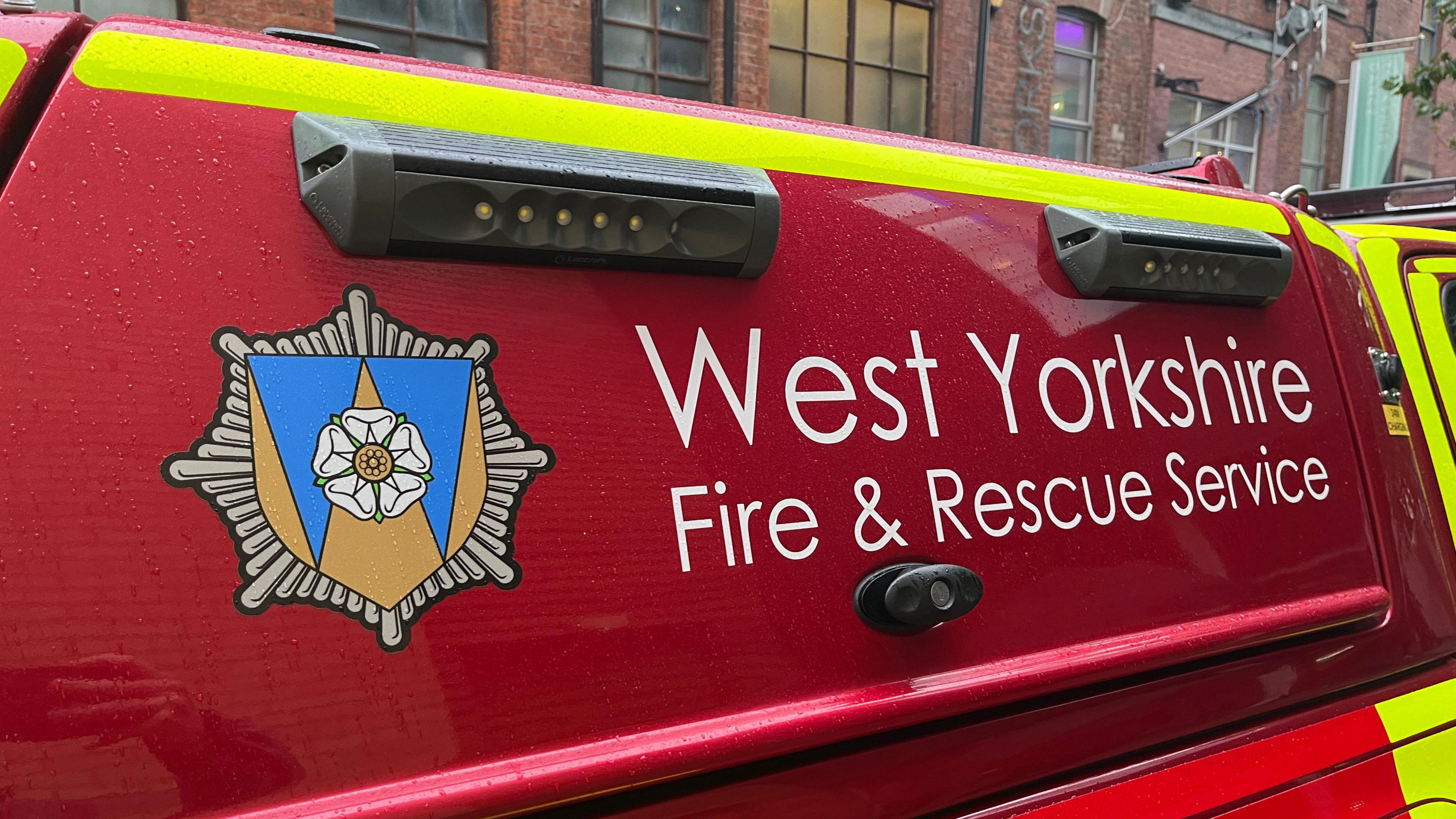 Man dies in Wakefield house fire - BBC News