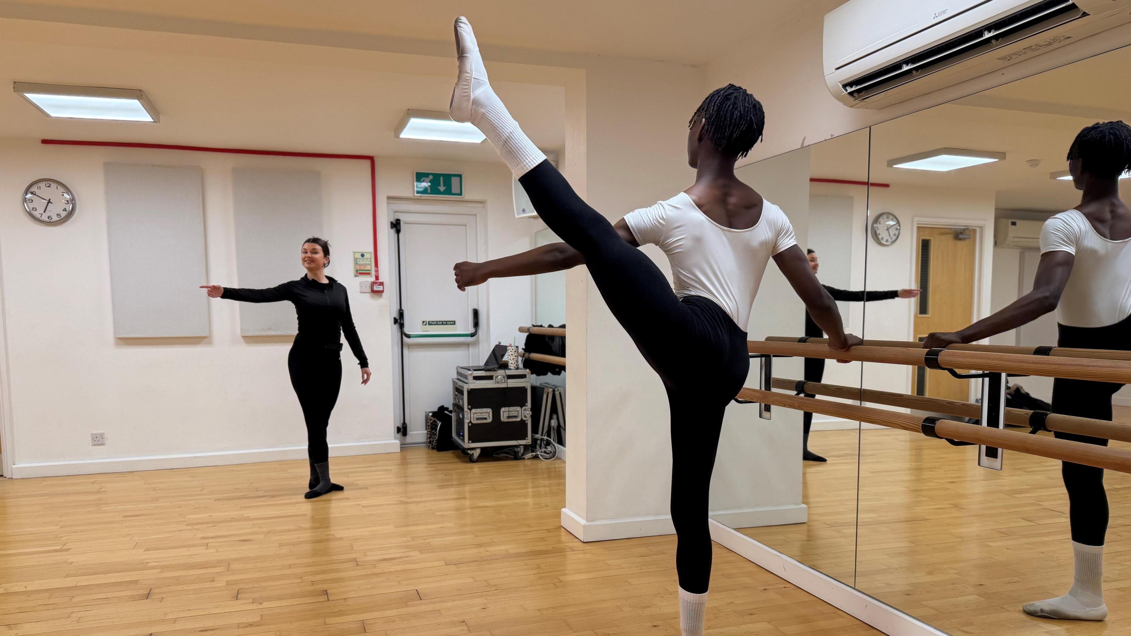 Southampton ballet dancer calls for more black representation - BBC News