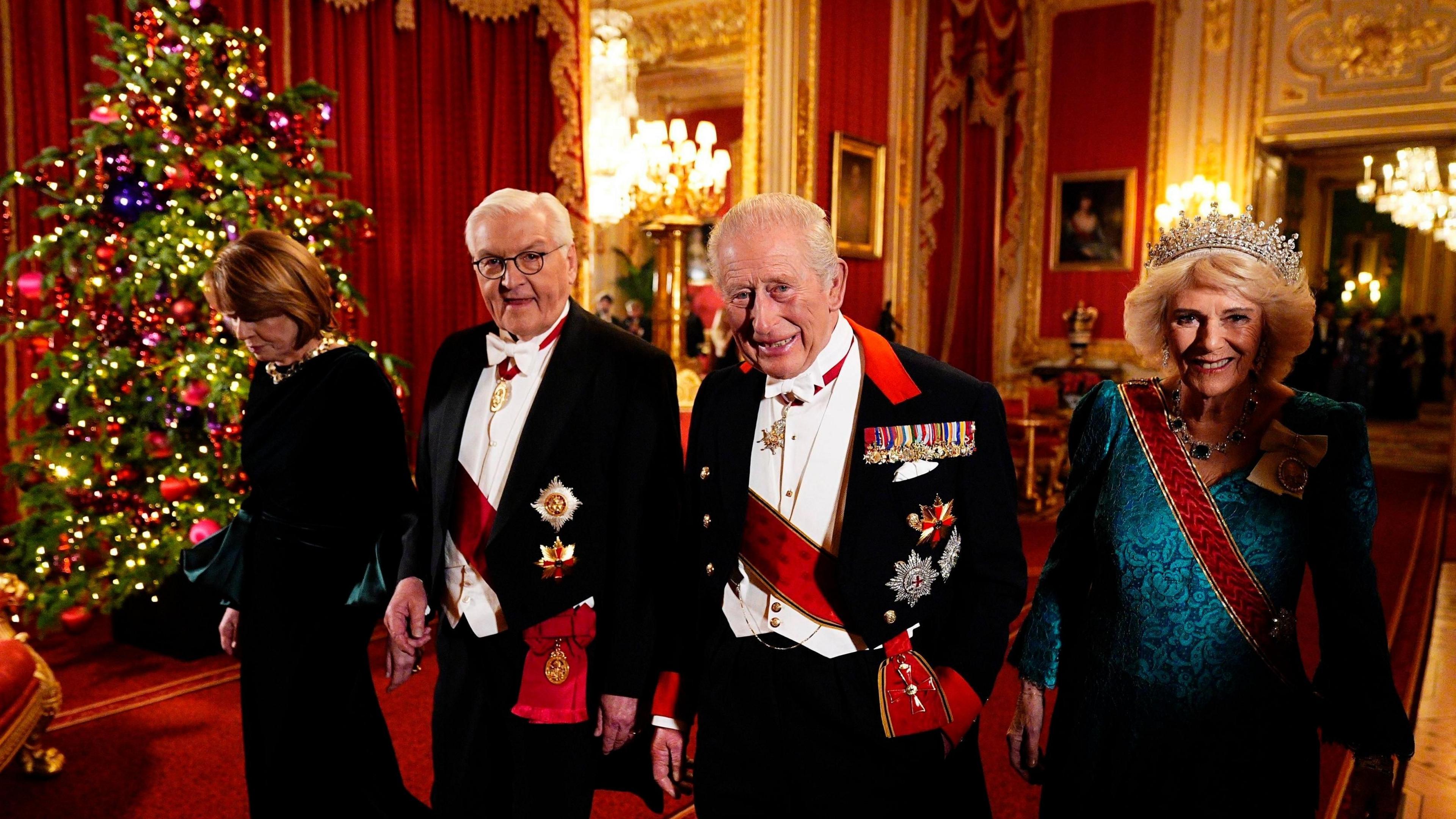 Royals lay out festive greeting at glittering state banquet - BBC News