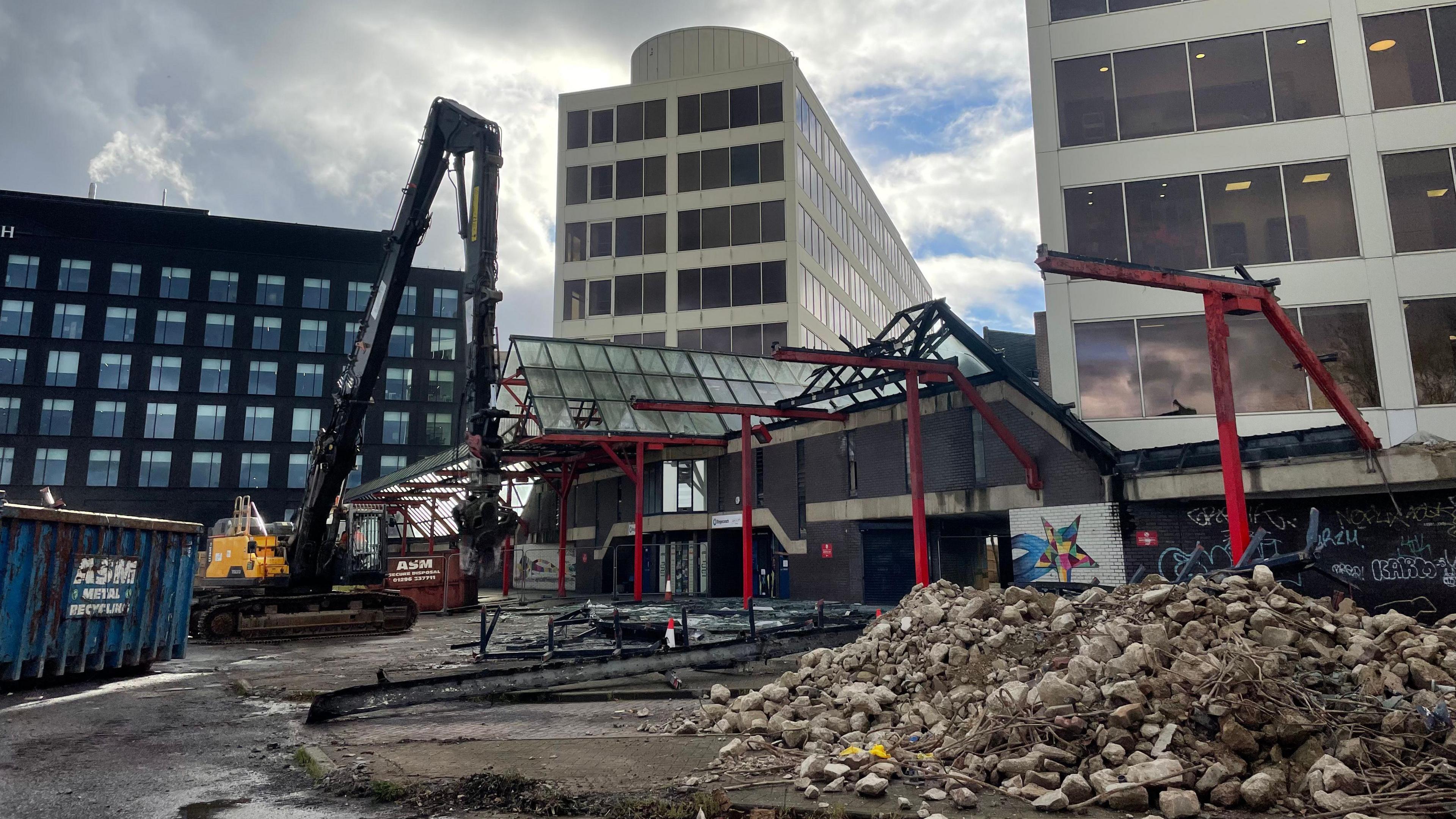 Demolition of Swindon's old bus station begins - BBC News