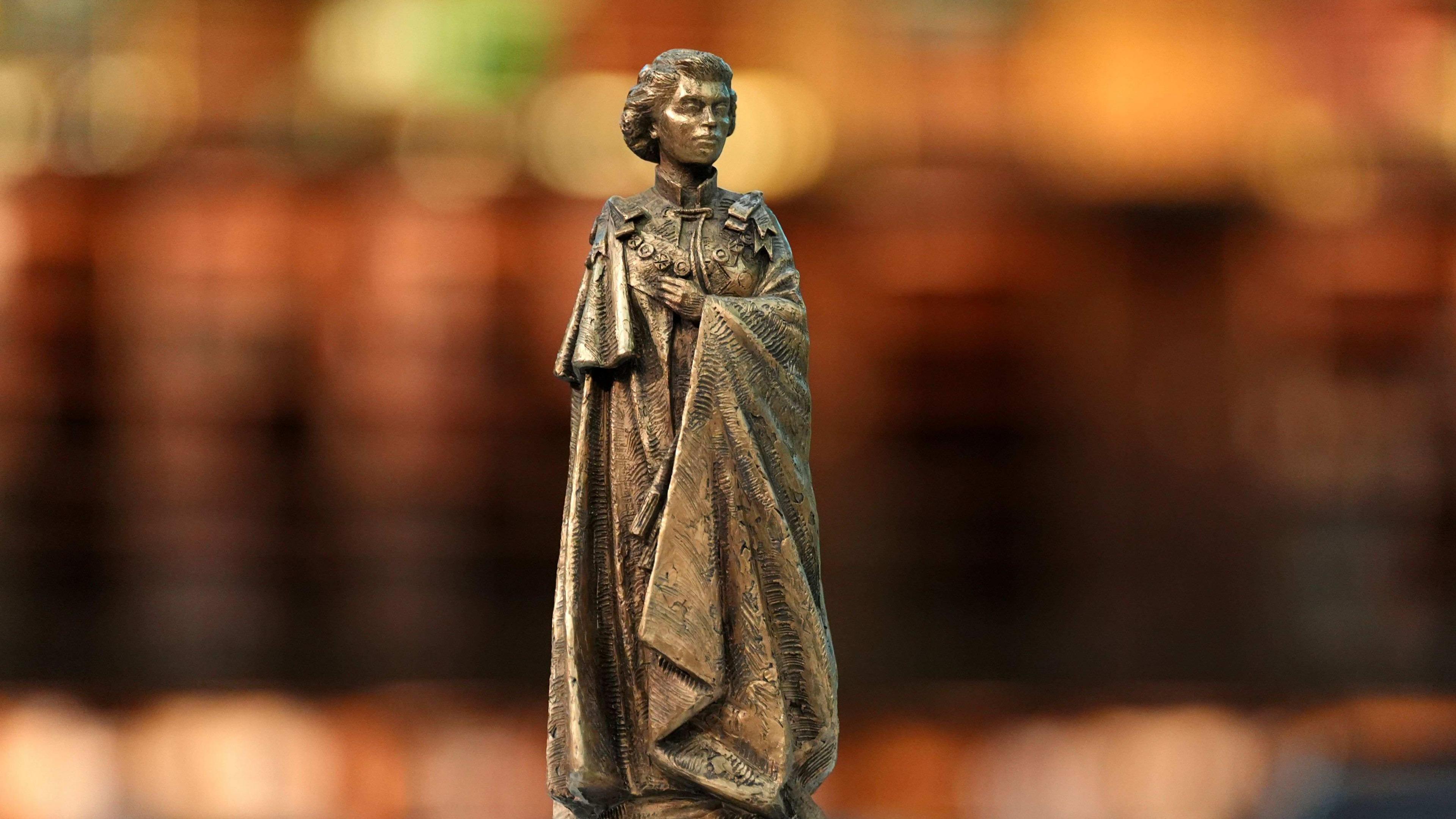 Queen Elizabeth II memorial will show monarch as young woman - BBC News