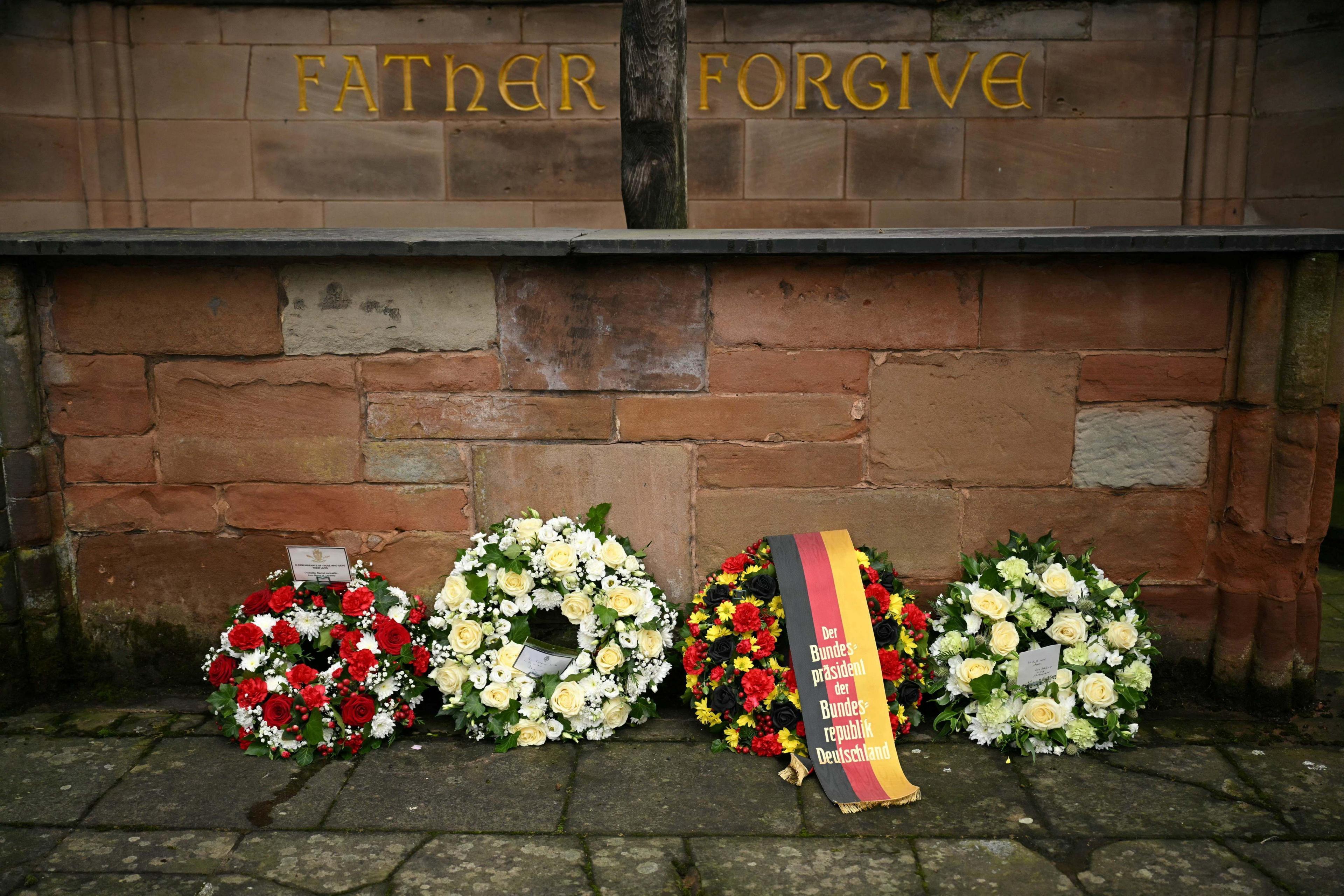 German president lays wreath at Coventry Cathedral ruins - BBC News