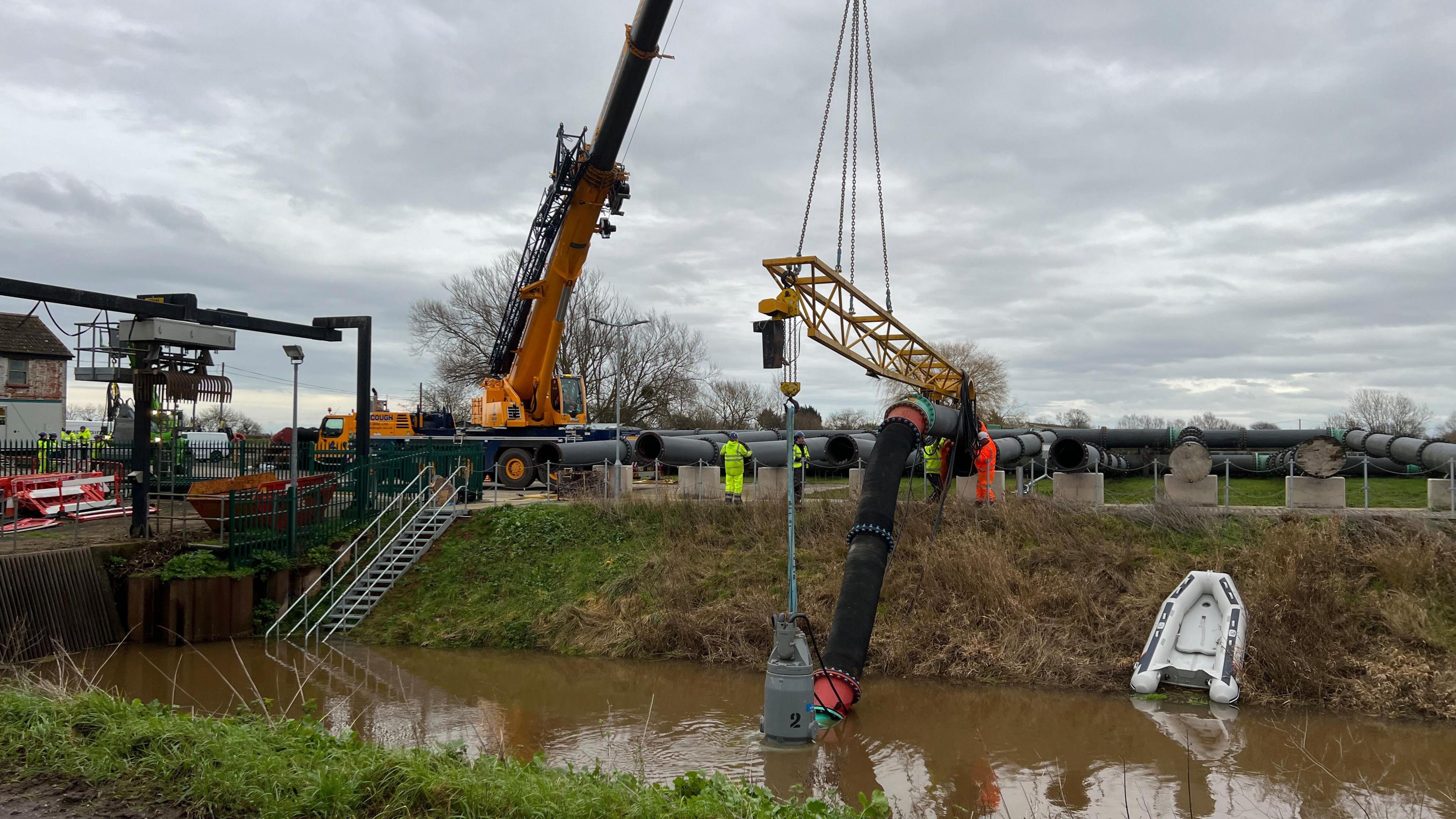 Water levels still rising in Somerset amid new weather warnings - BBC News