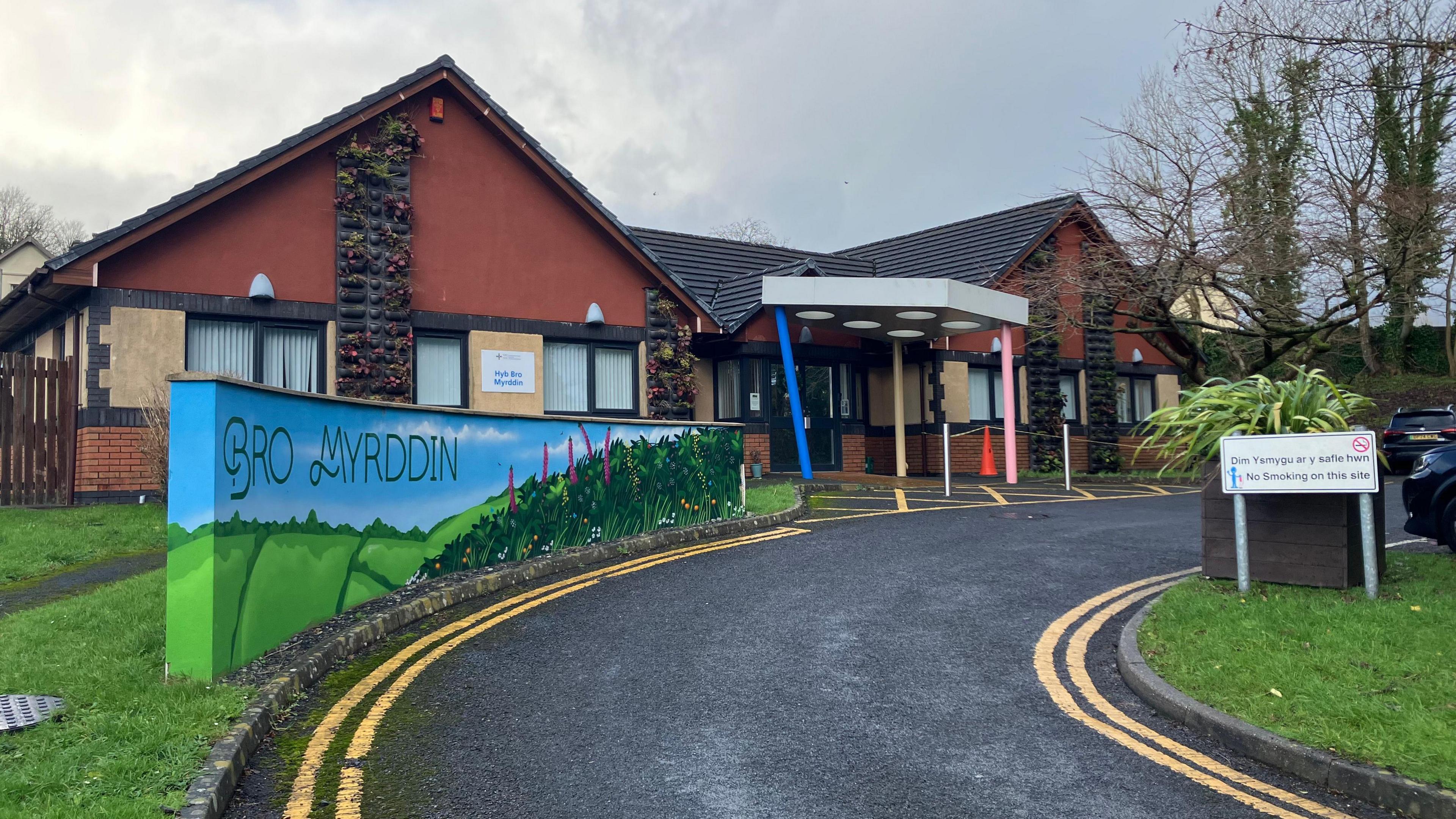 Hwb iechyd meddwl yn disgwyl gweld mwy o bobl ifanc wedi'r Nadolig ...