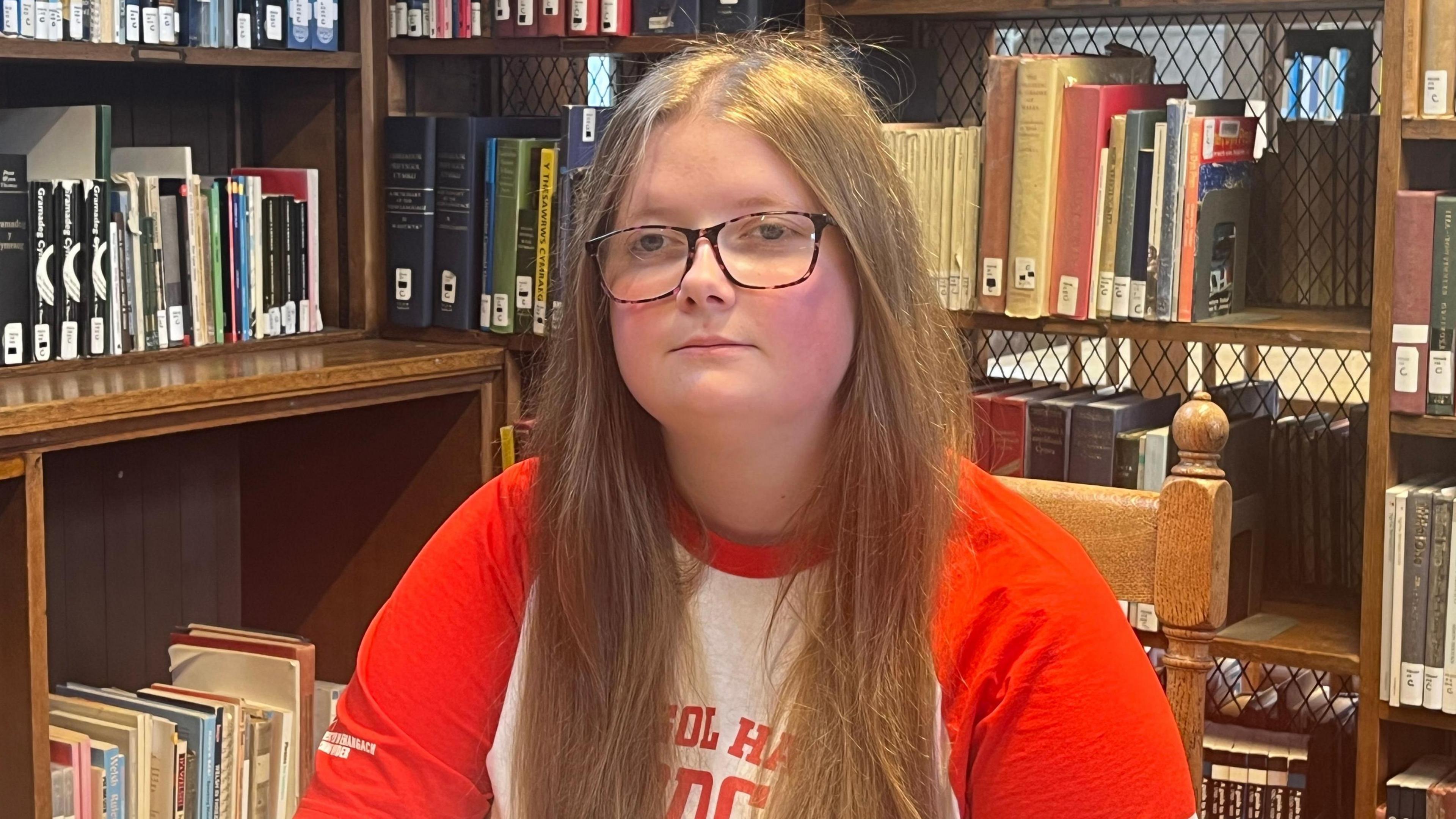 Merch ofn mynd i'r brifysgol oherwydd cyfrifoldebau gofalu am ei mam ...