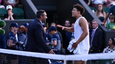 Ben Shelton argues with officials after his encounter with Rinky Hijikata was suspended because of bad light while he was about to serve for the match