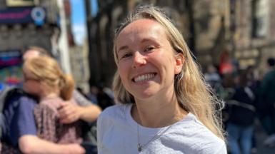 Last-ditch effort to save rare Australian parrot - BBC News