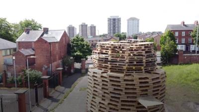 Northern Ireland: Moment giant bonfire collapses - BBC News