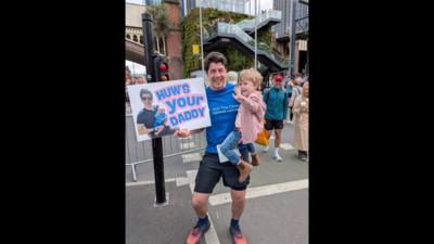 Completing Great Manchester Run after brain tumour diagnosis - BBC News