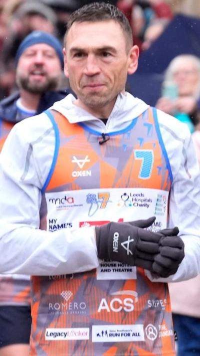 Kevin Sinfield 7 in 7: Together challenge final leg in Leeds - BBC News