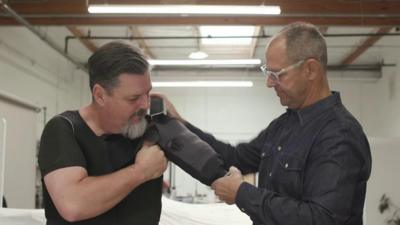 Jason shows the BBC how the Atom Limbs prosthetic works - BBC News