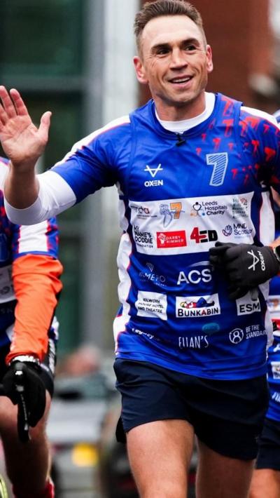 Kevin Sinfield 7 in 7: Together challenge final leg in Leeds - BBC News