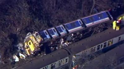BBC Archive 1988: Clapham rail collision kills 35 people - BBC