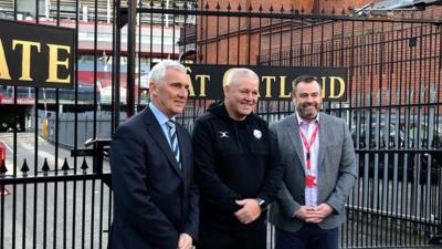 Warren Gatland thanks Wales at gate unveiling - BBC News