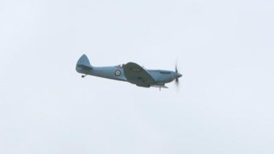 Spitfire lands at Southampton Airport for anniversary - BBC News