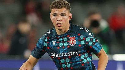 Young Wrexham trio go out on loan - BBC Sport