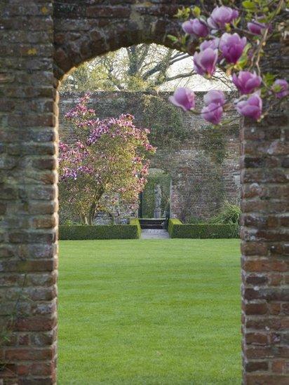 In pictures: The marriage that made Sissinghurst - BBC News
