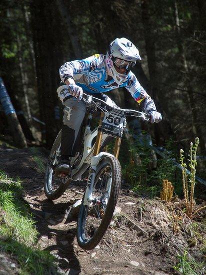 In pictures: Innerleithen downhill mountain biking - BBC News