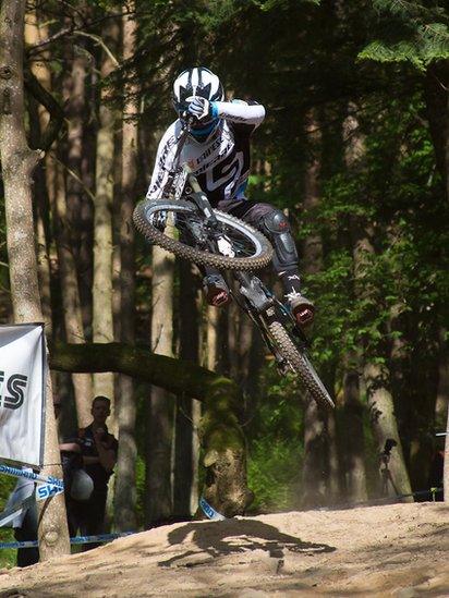 In pictures: Innerleithen downhill mountain biking - BBC News