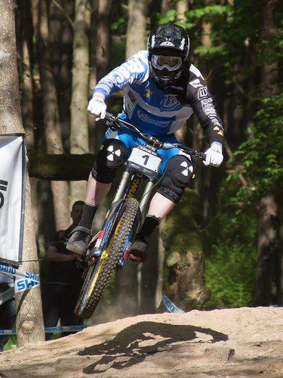 In pictures: Innerleithen downhill mountain biking - BBC News