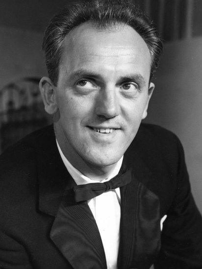 In pictures: Entertainer Stan Stennett dies at the age of 88 - BBC News