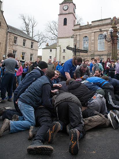 In pictures: Jedburgh hand ba' - BBC News