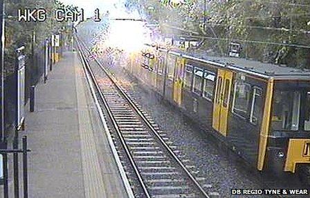 Tyne and Wear Metro passengers flee power cable scare - BBC News