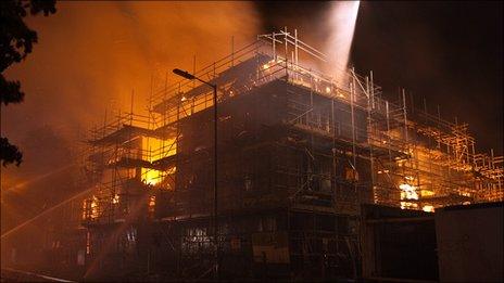 Firefighters tackle Basingstoke construction site fire - BBC News