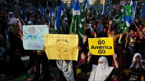 Gay Pakistan: Lesbians' lives on the line - BBC News