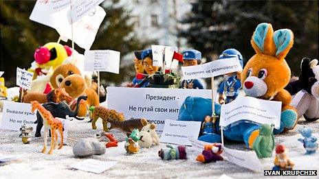Russia mayor bans election activists' toys protest - BBC News
