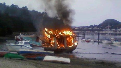 Fire on old fishing trawler at Conwy quay - BBC News