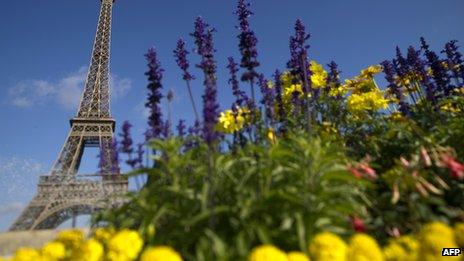 Summer exodus brings smiles to Paris - BBC News