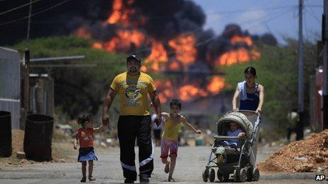 Venezuela Amuay refinery fires still burning - BBC News