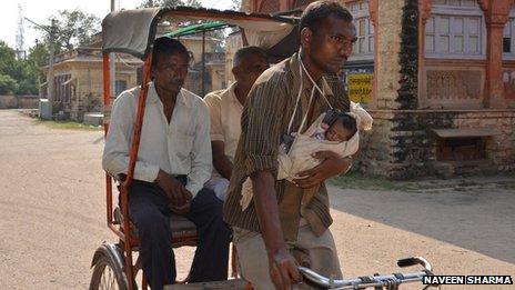 Indian rickshaw-puller forced to take baby to work - BBC News