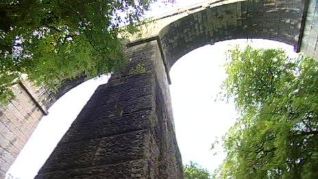 Treffry viaduct cleaned by abseiling engineers - BBC News