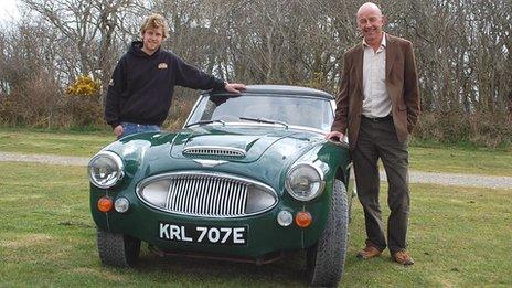 Sports car creator Donald Healey remembered in Perranporth - BBC News