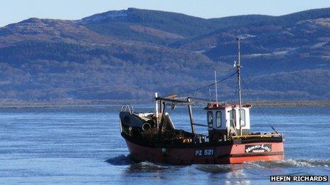 Fishermen rescued after boat sinks off Gwynedd coast - BBC News