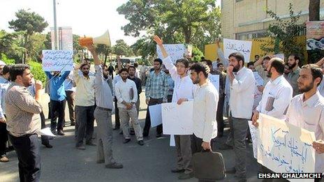 Iran nuclear: Rivals rally as Rouhani returns from UN - BBC News