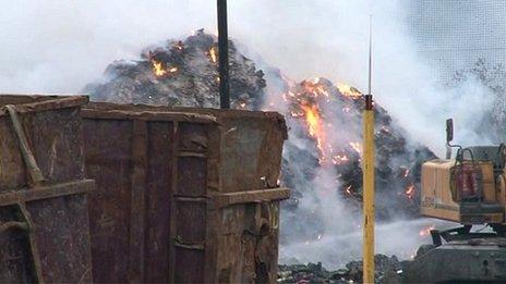 Wellingborough Cawleys fire: 'Stay indoors' warning remains - BBC News