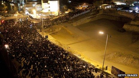 Rabbi Ovadia Yosef: Thousands attend Jerusalem funeral - BBC News