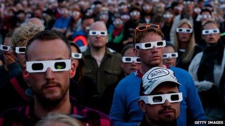 Seeing in 3D 'possible with one eye', St Andrews study suggests - BBC News